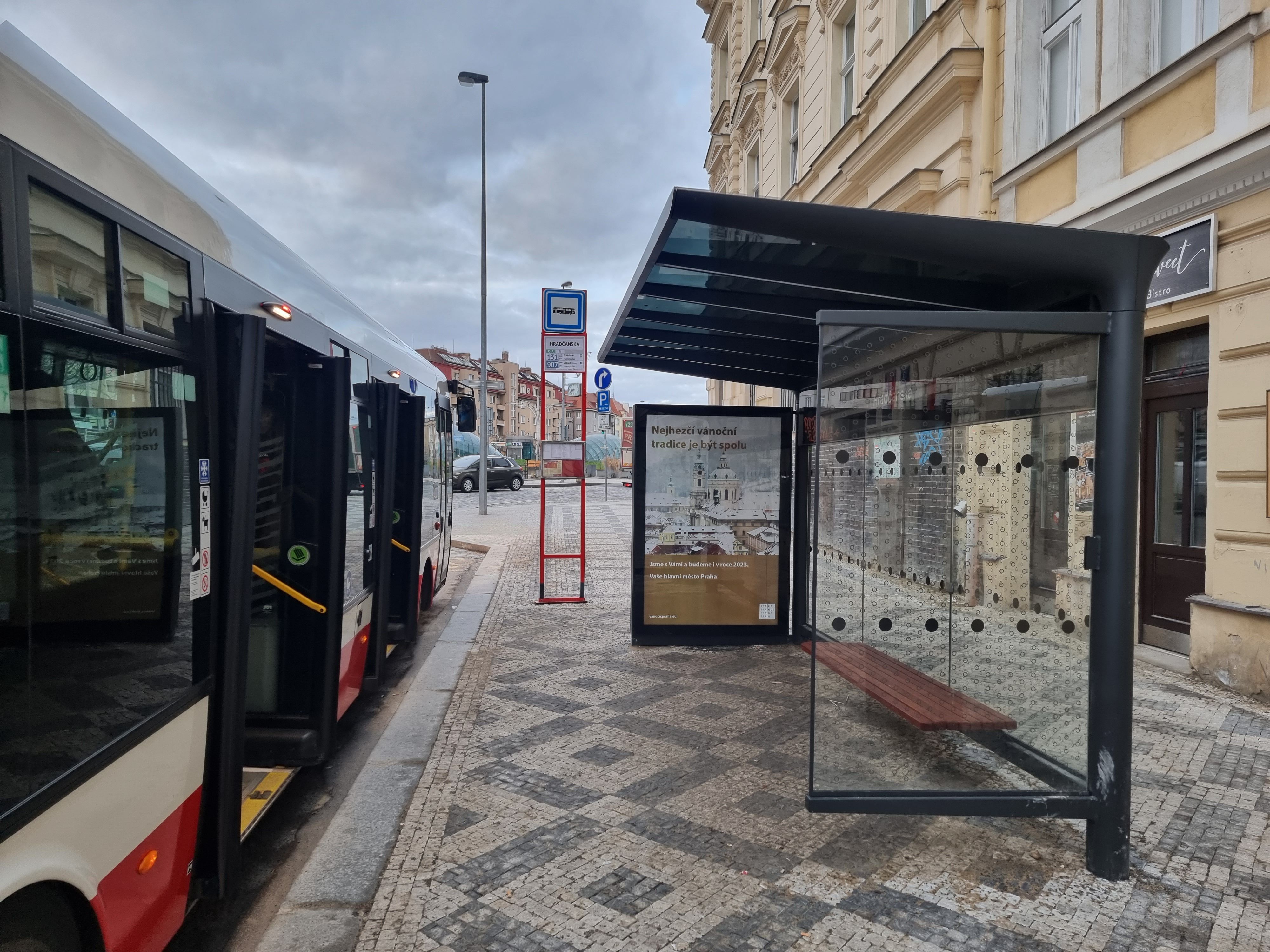 Další zastávky v Praze 6 mají nové přístřešky | Praha 6